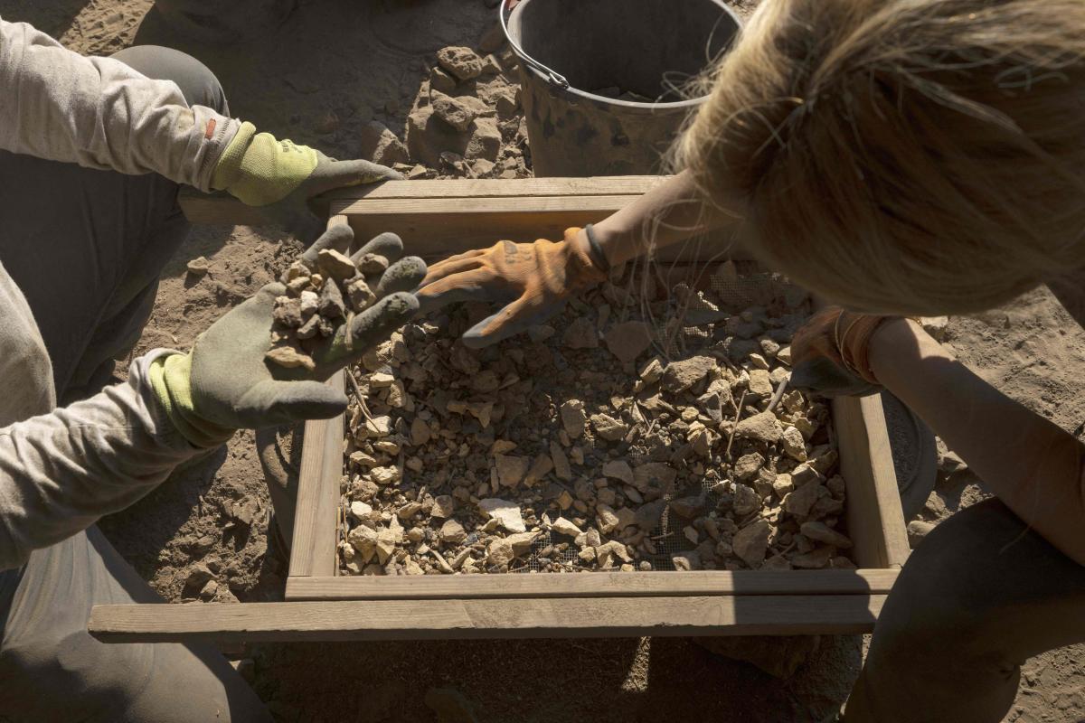 In Pictures: Israeli archaeologists search for Dead Sea Scrolls at ...