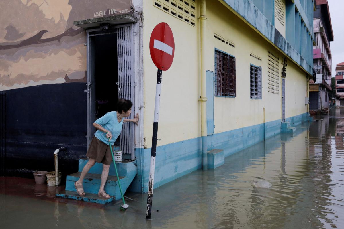 In Pictures: More than 50,000 people displaced by flooding in Malaysia | The Straits Times