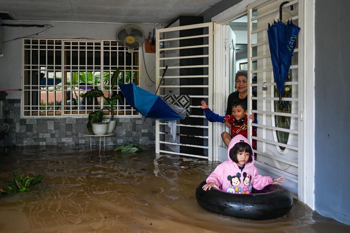 In Pictures: More than 50,000 people displaced by flooding in Malaysia | The Straits Times