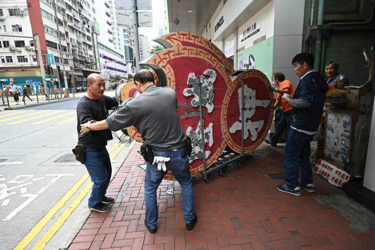 In Pictures: Lights go out on Hong Kong’s neon signs | The Straits Times