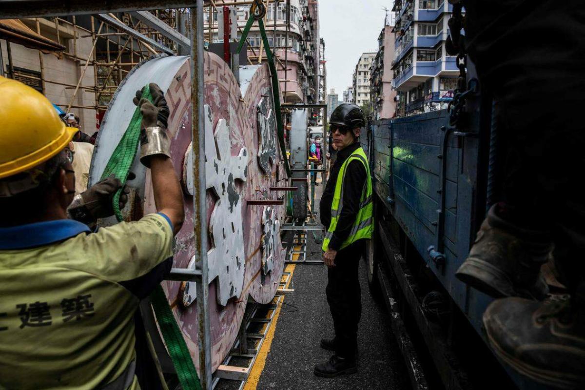 In Pictures: Lights go out on Hong Kong’s neon signs | The Straits Times