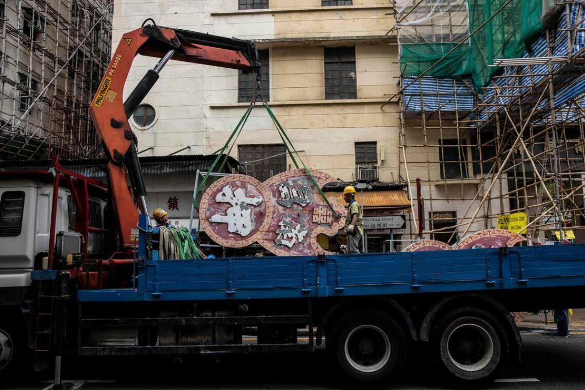 In Pictures: Lights go out on Hong Kong’s neon signs | The Straits Times
