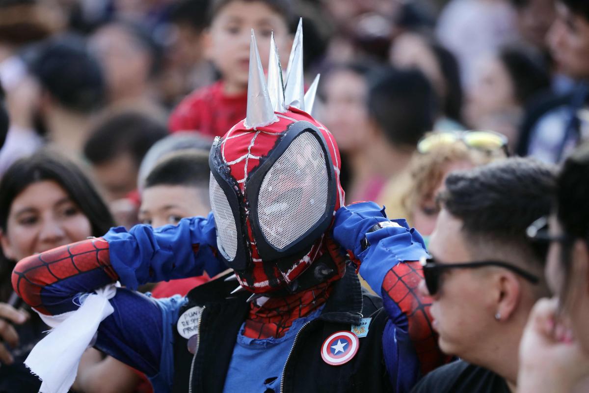 In Pictures: Fans assemble to break record for largest Spider-Man ...
