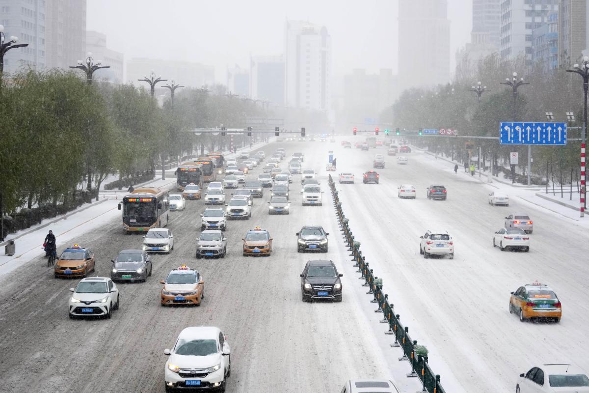 In Pictures: China sees unexpected snowfall grounding flights, forcing ...