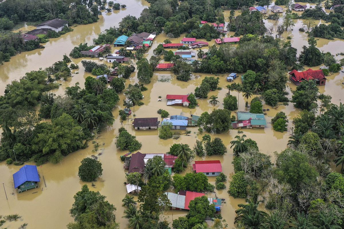 In Pictures: Malaysia floods force over 27,000 to evacuate | The ...