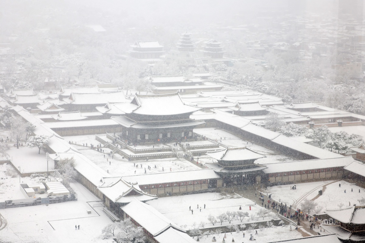 In Pictures: Seoul hit by record November snowfall | The Straits Times