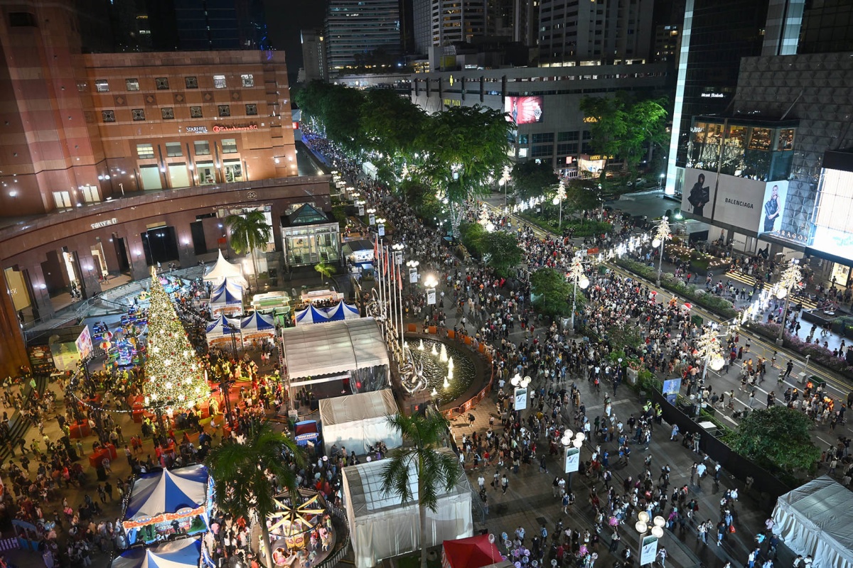 In Pictures: The Great Christmas Eve Street Party in Orchard Road | The ...